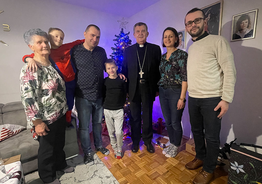 Nadbiskup Vukšić na božićnom blagoslovu kod obitelji Buzuk | Katolička ...