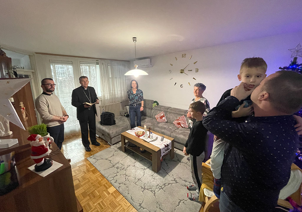 Nadbiskup Vukšić na božićnom blagoslovu kod obitelji Buzuk | Katolička ...