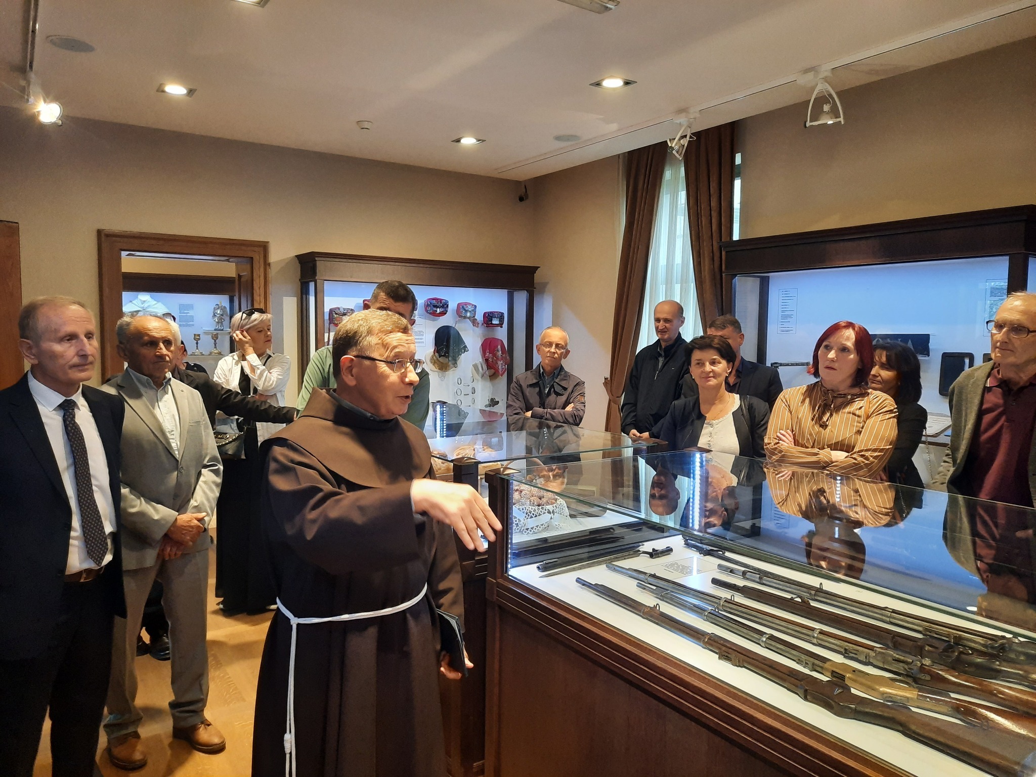 Djelatnici Ratne bolnice Tolisa posjetili Muzej Franjevačkog samostana ...