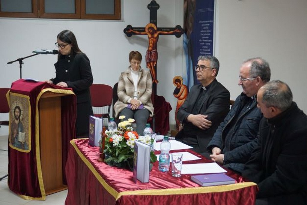 Promovirana knjiga "Samo je u Bogu čast i slava" biskupa Kire Stojanova | Katolička tiskovna ...