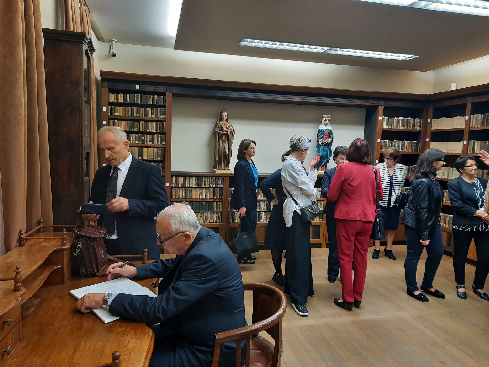 Djelatnici Ratne bolnice Tolisa posjetili Muzej Franjevačkog samostana ...