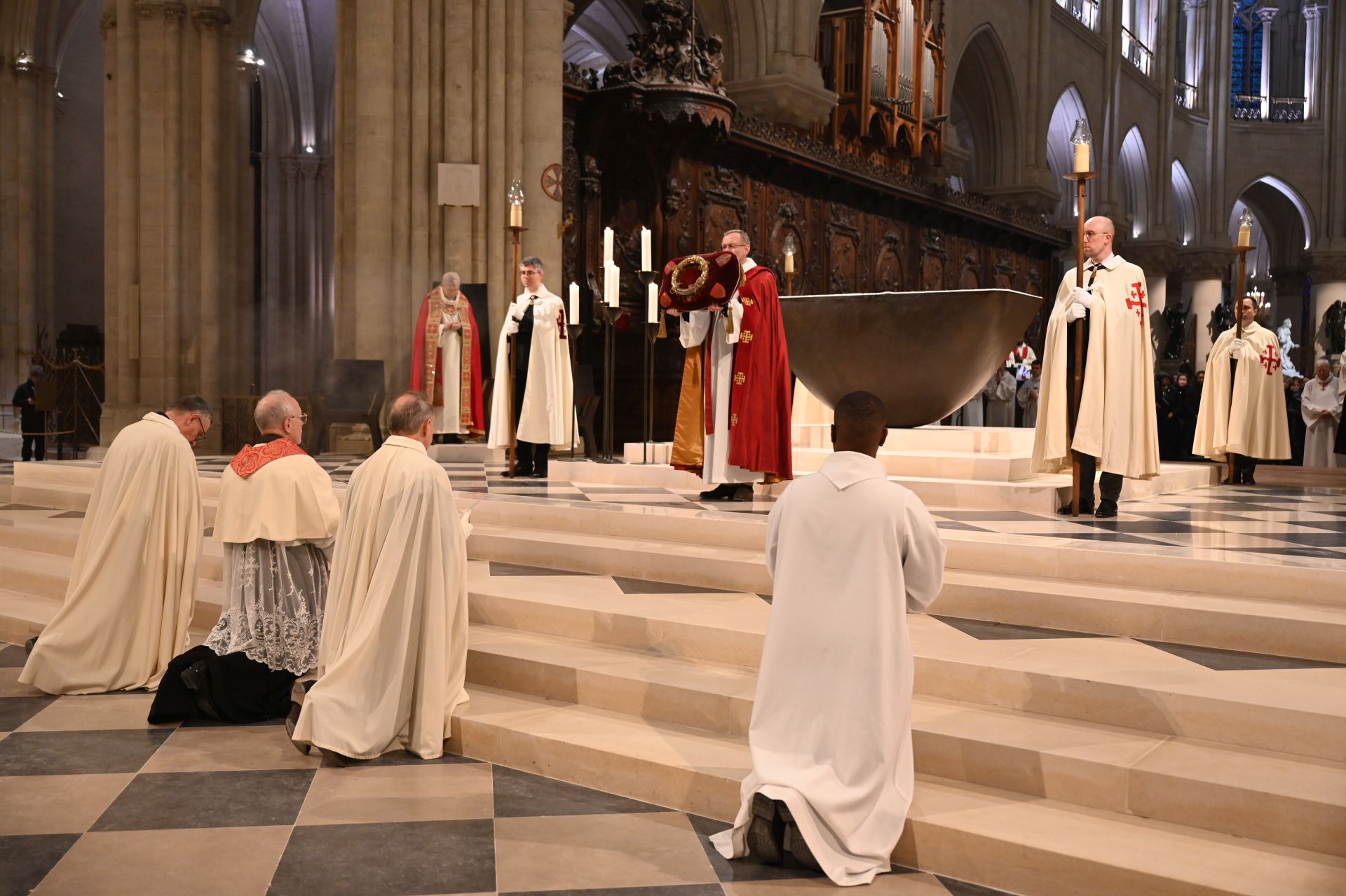 Trnova kruna ponovno izložena u pariškoj katedrali Notre Dame ...