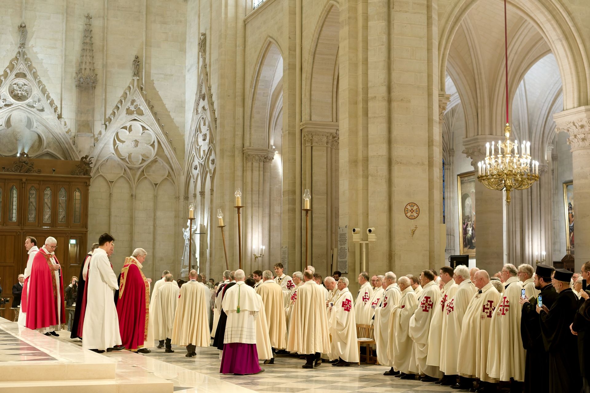 Trnova kruna ponovno izložena u pariškoj katedrali Notre Dame ...